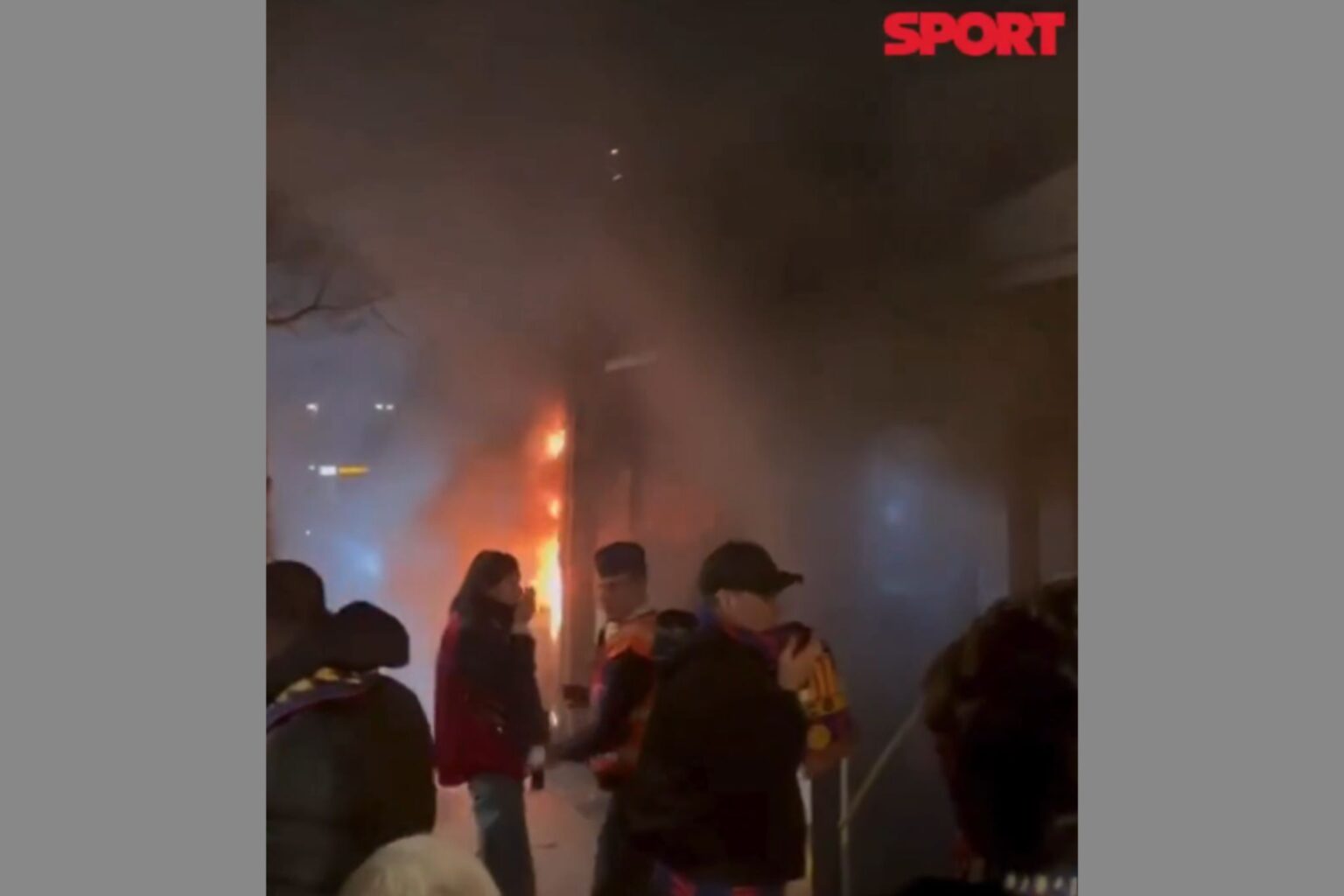Οπαδοί της Μπαρτσελόνα άναψαν πυρσούς μέσα σε λεωφορείο - To όχημα πήρε ...