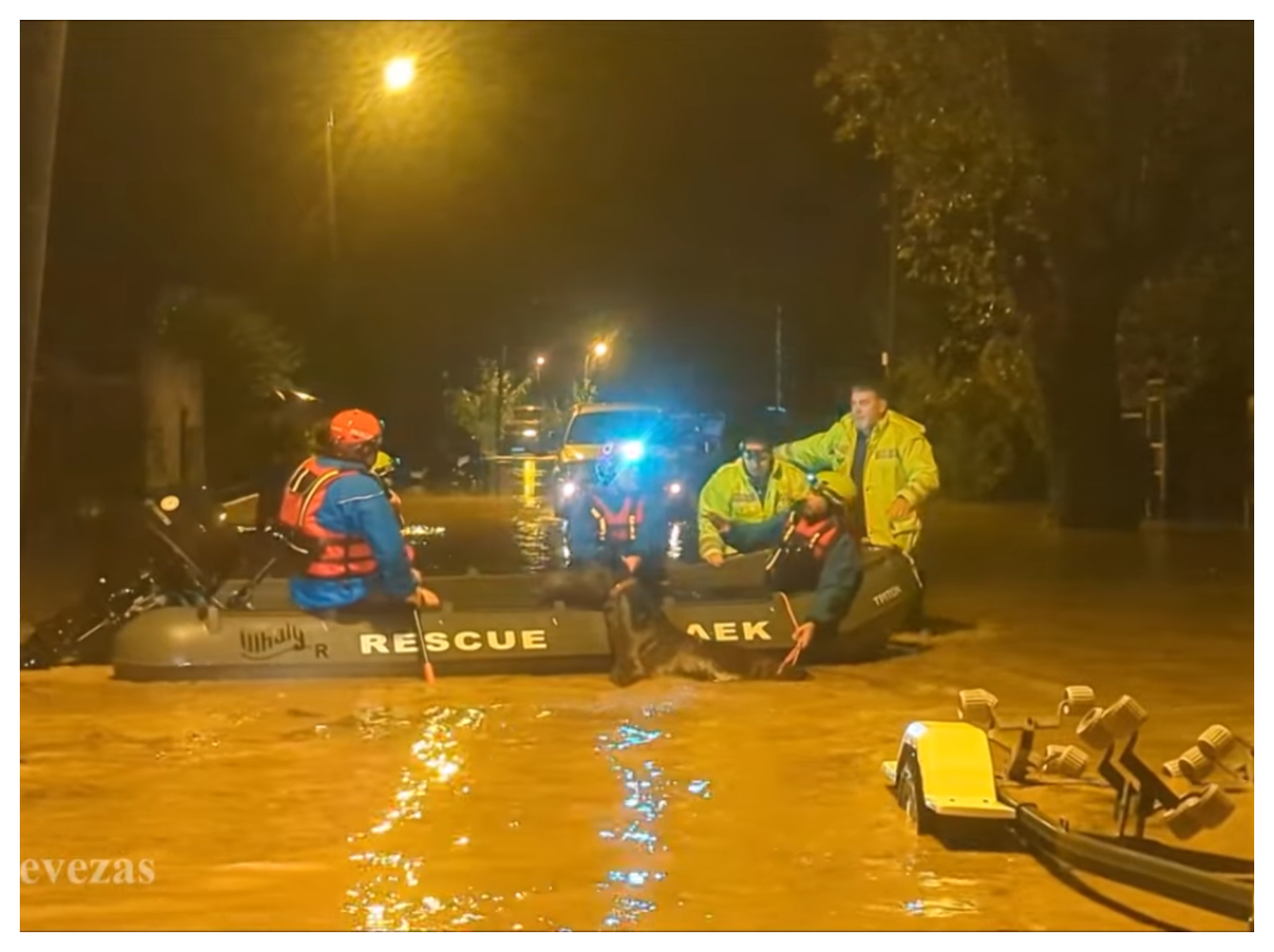 Βίντεο: Στην Φιλιππιάδα απεγκλώβισαν με βάρκα άλογο από τις λάσπες ...