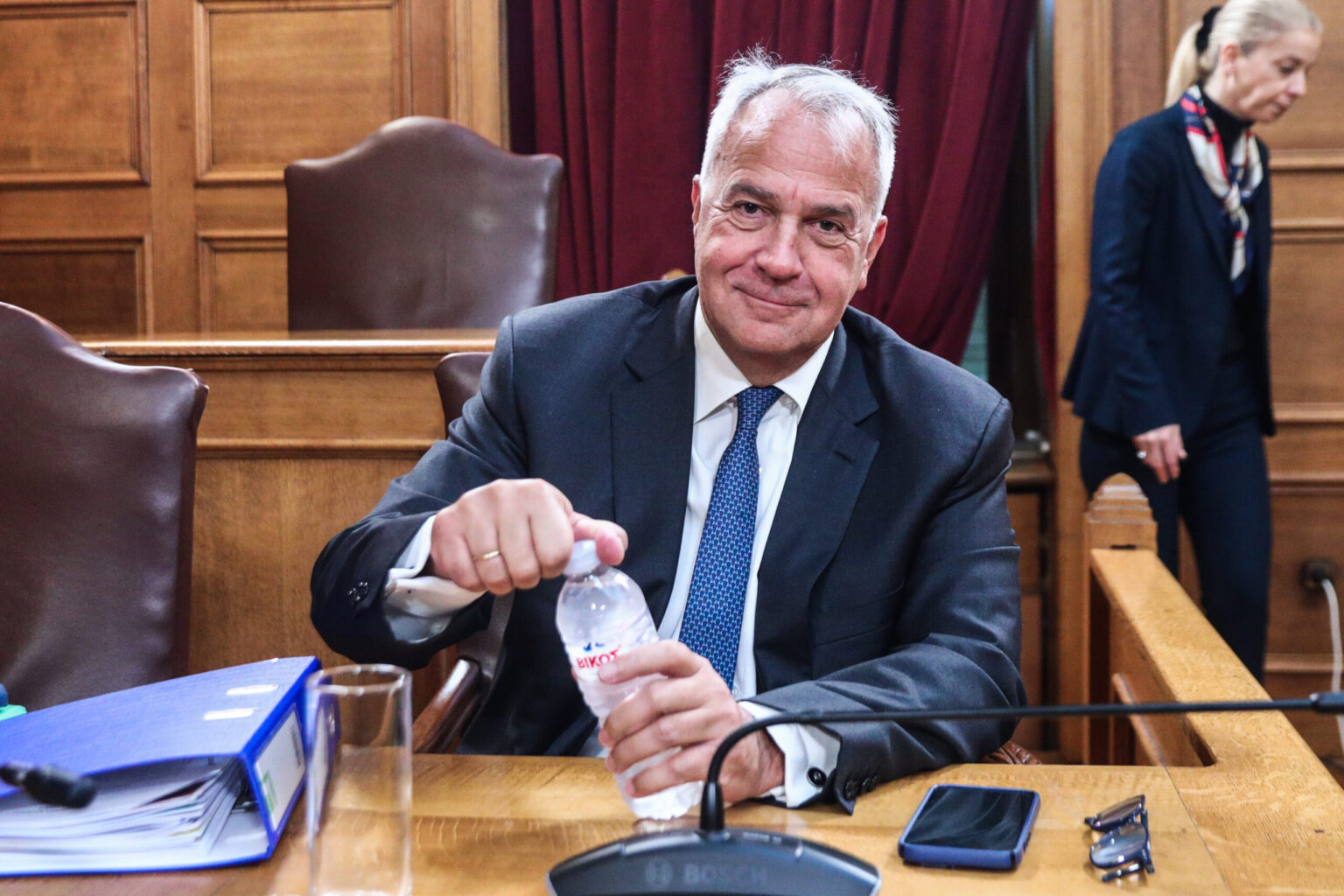 Ο Μάκης Βορίδης στην Εξεταστική Επιτροπή με χοντρούς φακέλους και ...