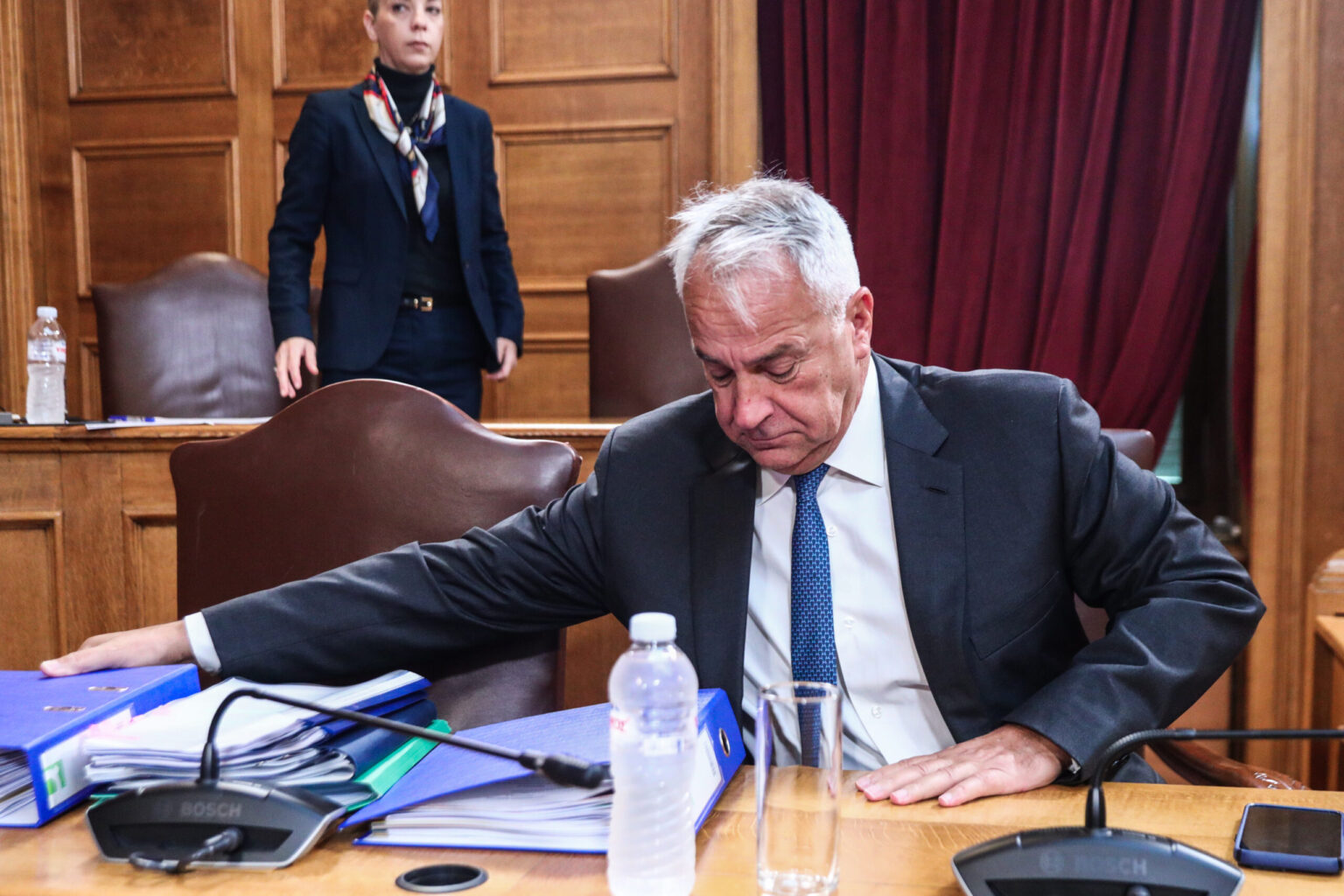 Ο Μάκης Βορίδης στην Εξεταστική Επιτροπή με χοντρούς φακέλους και ...