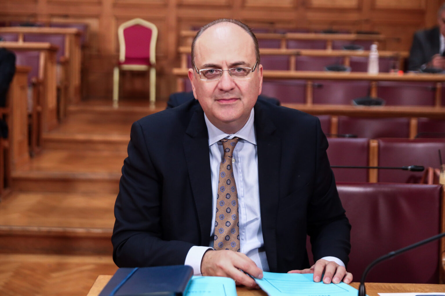Ο Μάκης Βορίδης στην Εξεταστική Επιτροπή με χοντρούς φακέλους και ...