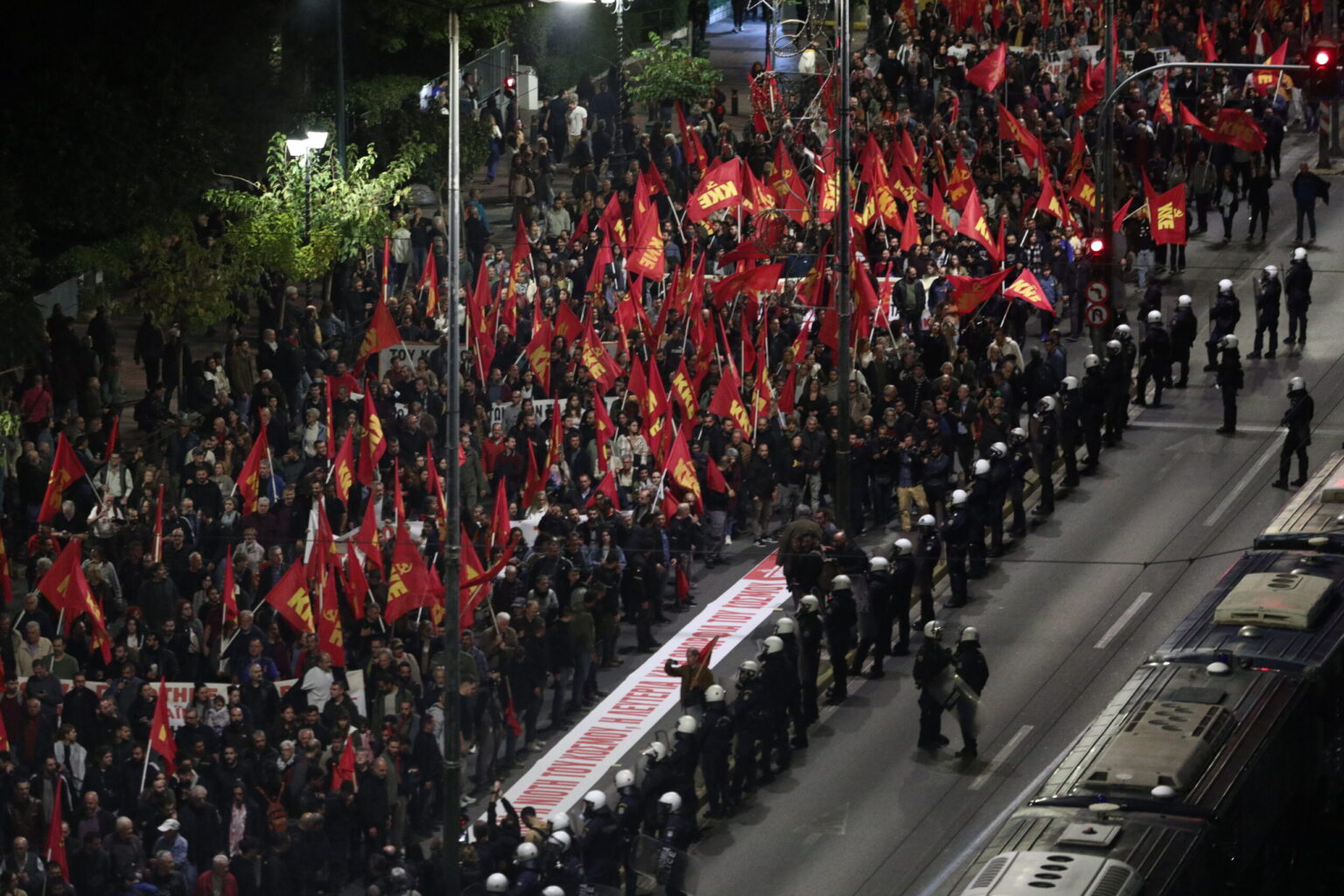 LIVE: Ξεκίνησε η πορεία του Πολυτεχνείου - Μία σύλληψη και 19 ...