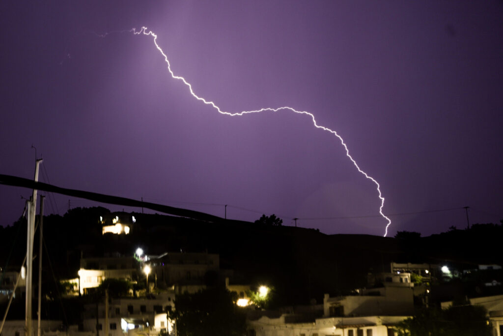 Η κακοκαιρία Adel σφυροκοπά τη Δυτική Ελλάδα - Πλημμύρησε η Κέρκυρα ...