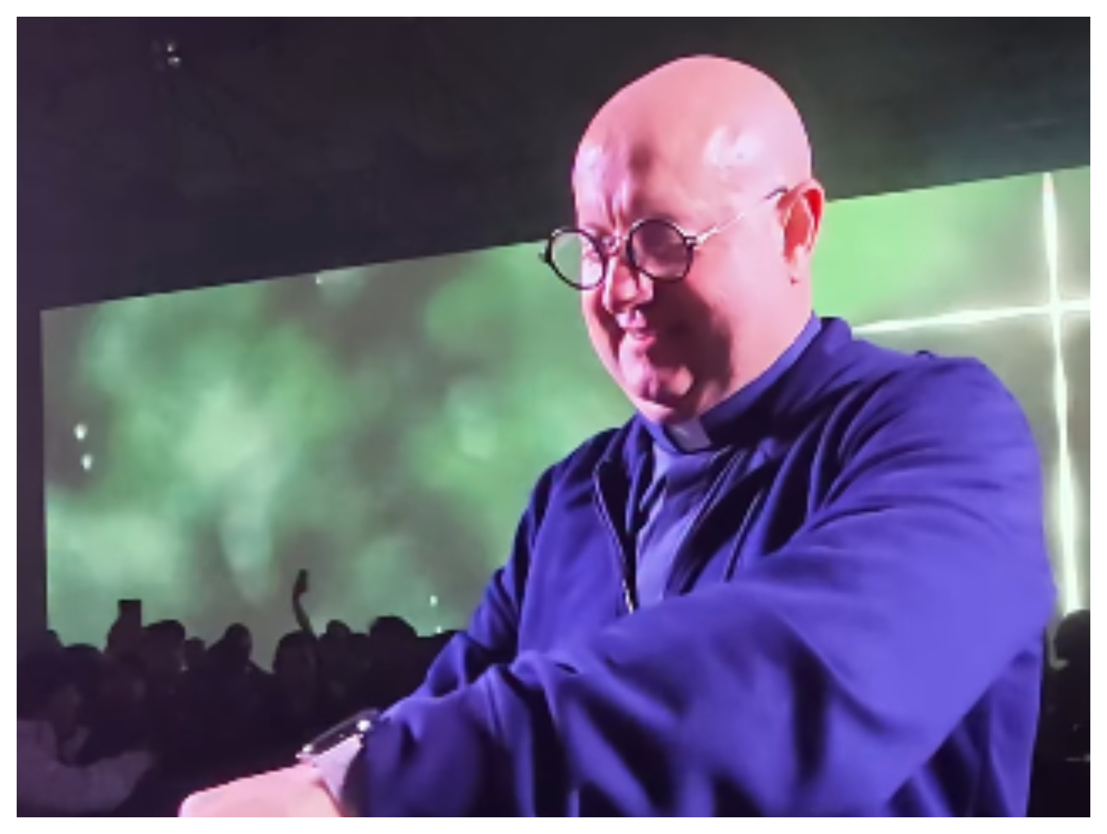 Dj παπάς παίζει το Feliz Navidad σε rave πάρτι στην Χιλή και βάζει ...