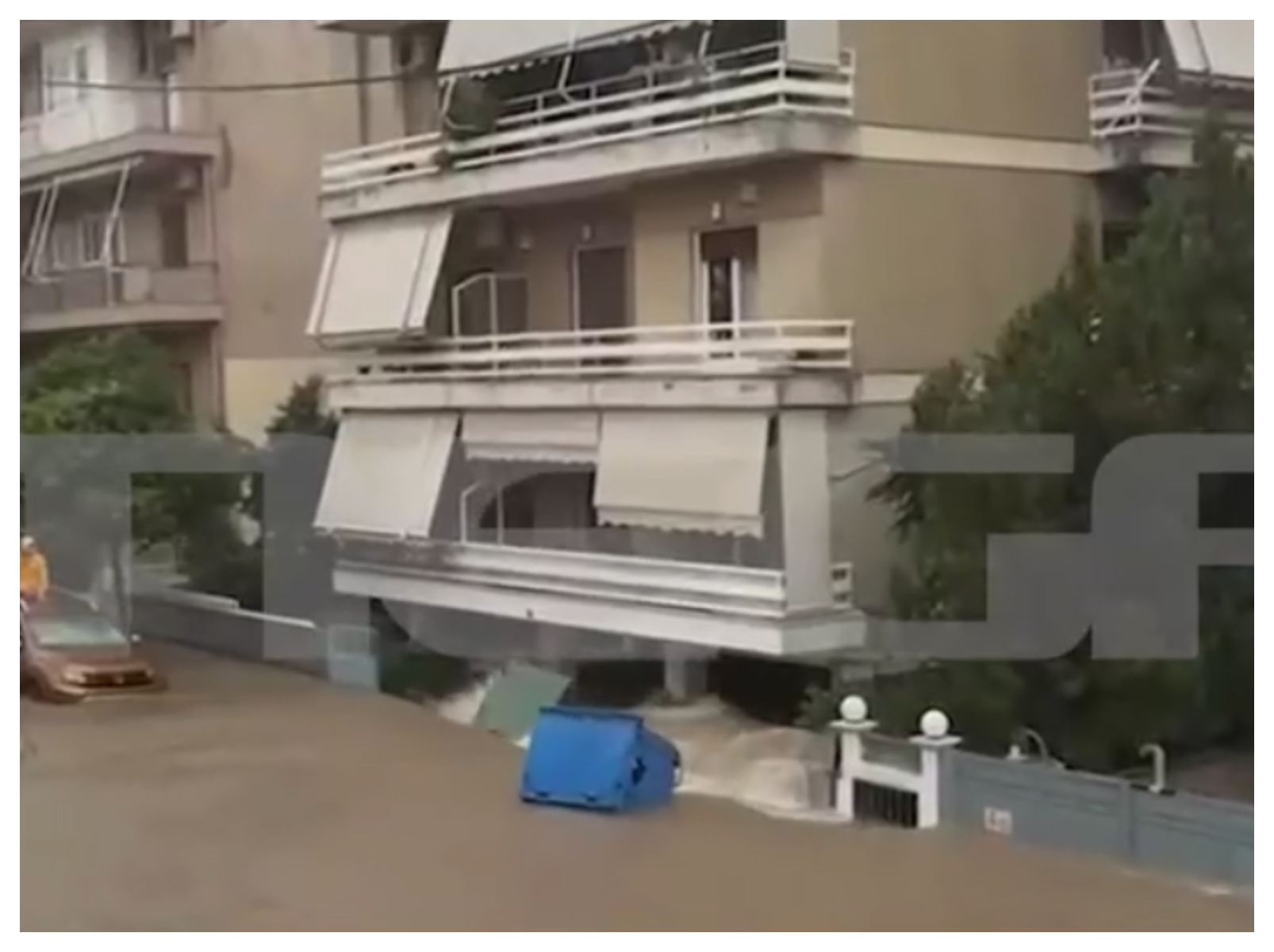 Βίντεο: Η στιγμή που τα ορμητικά νερά γκρεμίζουν μάντρα πολυκατοικίας ...