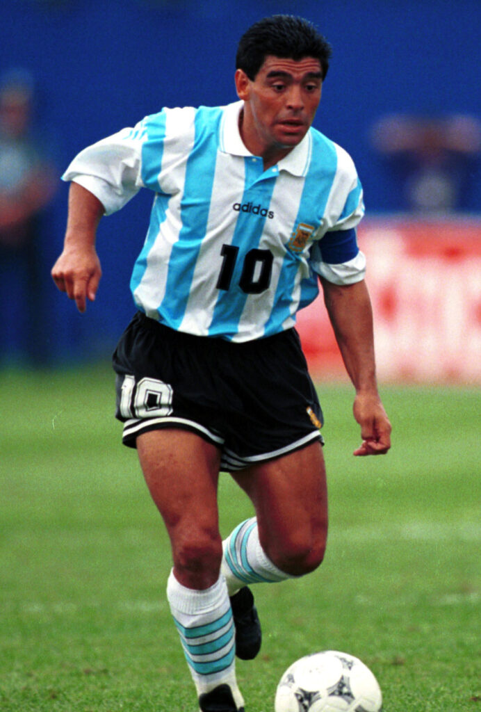 Μαραντόνα: Πωλήθηκε για ποσό ρεκόρ η φανέλα του από τον επεισοδιακό ...