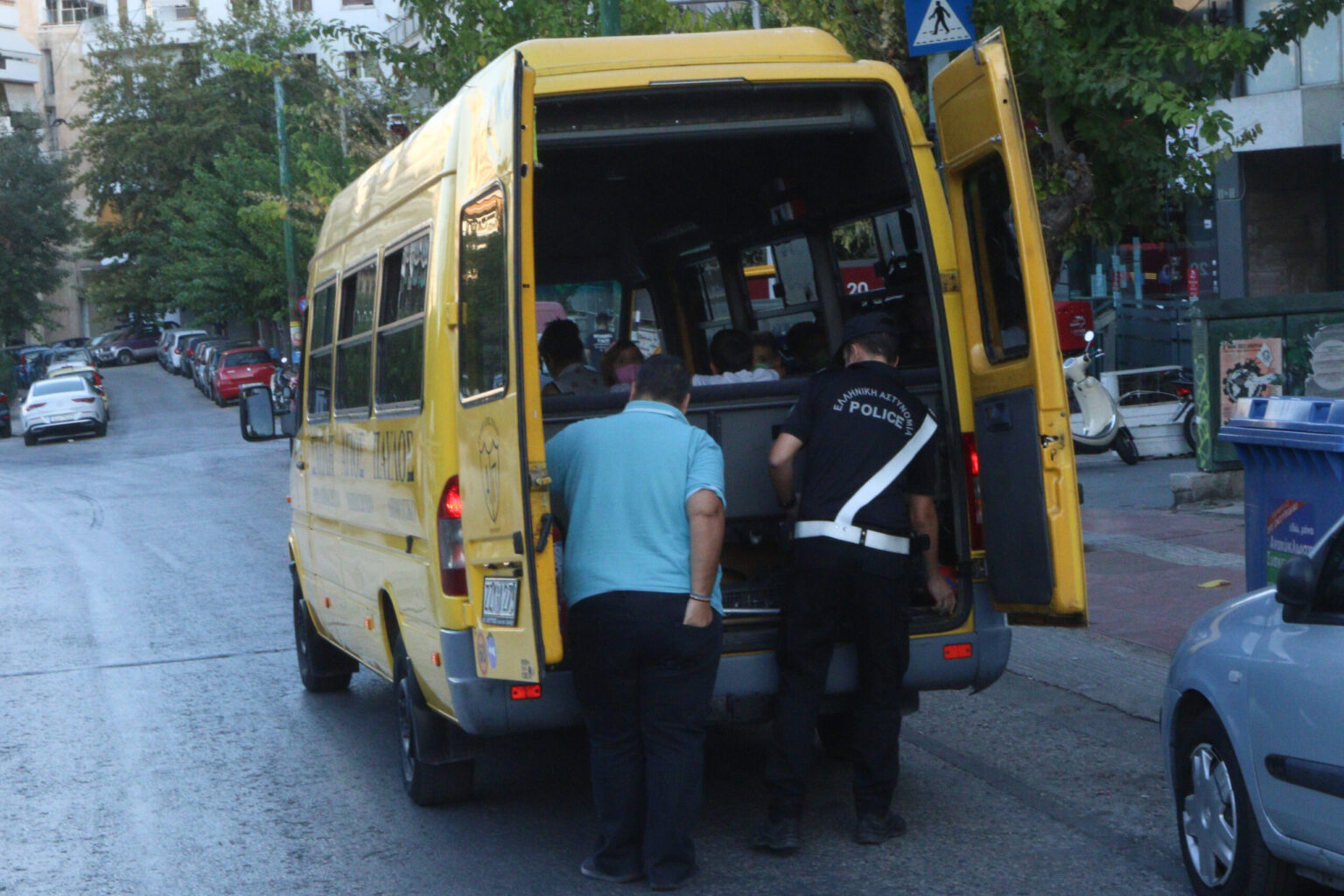 Κορωπί: Επίθεση με σφυρί σε σχολικό λεωφορείο - Αναζητείται ο δράστης