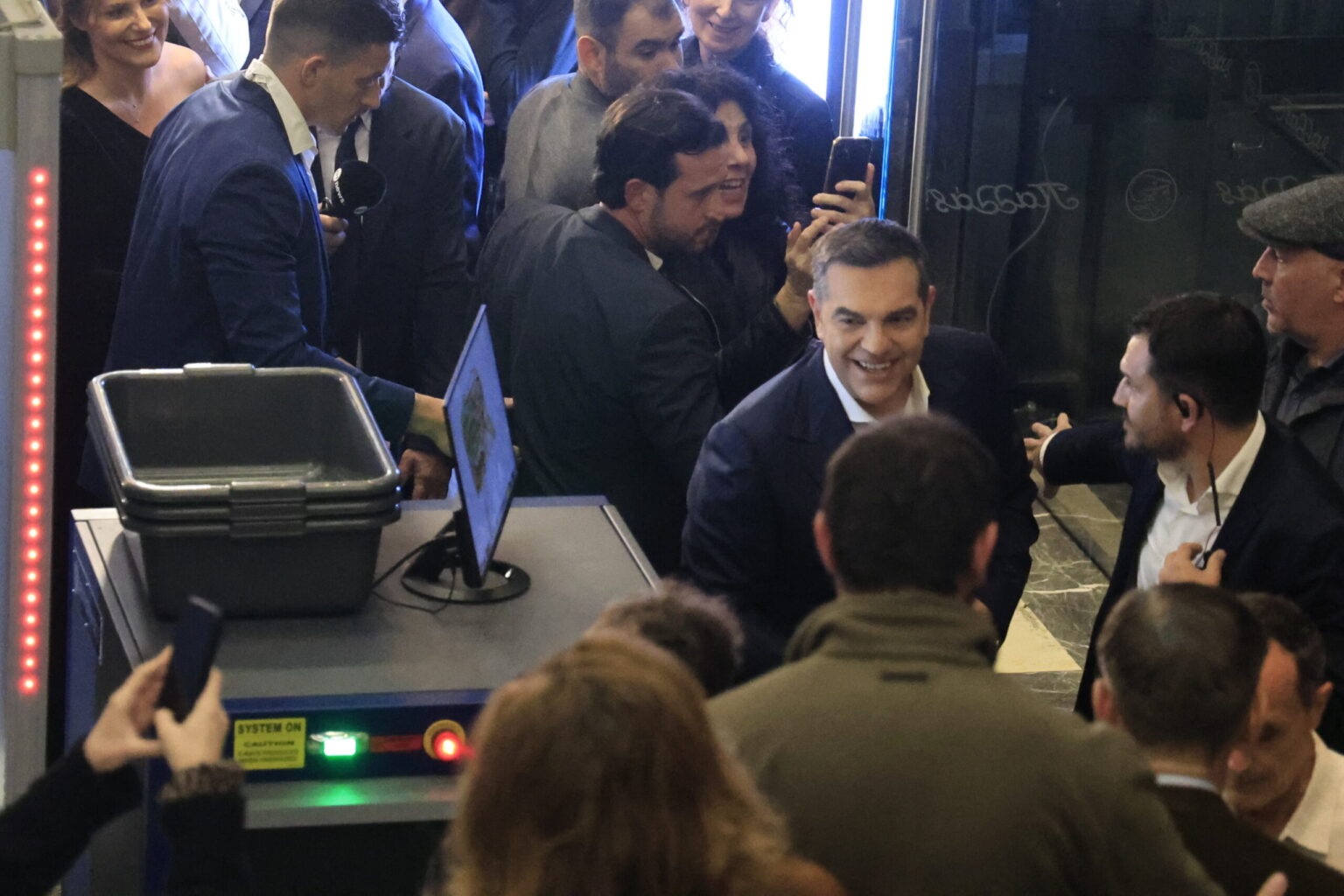 Με σύνθημα «Δεν πάει άλλο» ο Αλέξης Τσίπρας προανήγγειλε «επίσημα ...