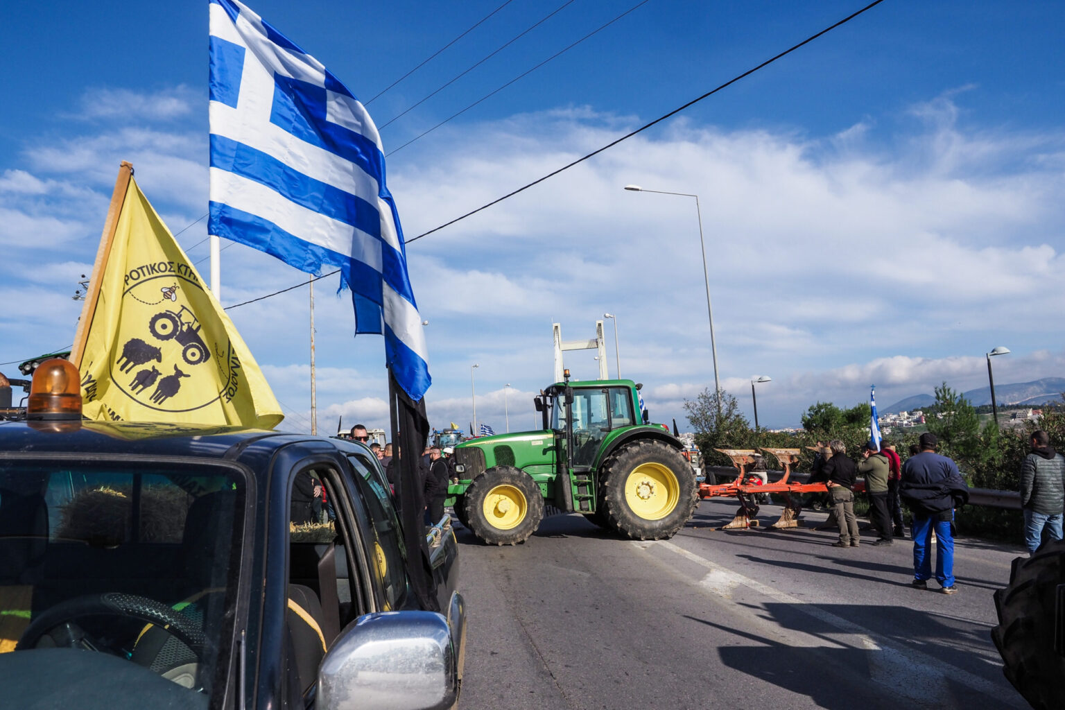 Αγρότες στα μπλόκα και το δικαίωμα της σιωπής - Αρθρο του Τέρενς Κουίκ