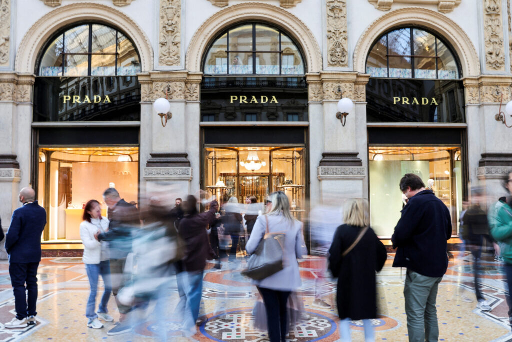 Η Prada ολοκληρώνει την ιστορική εξαγορά της Versace έναντι 1,3 δισ. ευρώ