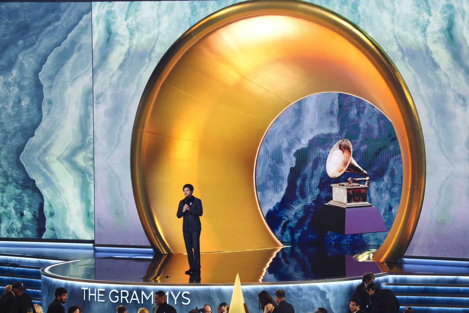 Grammy: Ο Τρέβορ Νόα οικοδεσπότης της τελετής απονομής για έκτη και ...