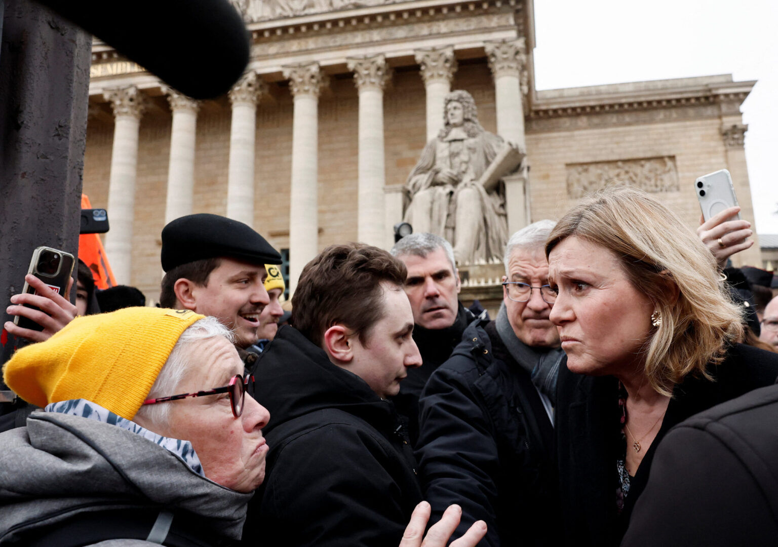 Ενταση έξω από τη Γαλλική Εθνοσυνέλευση – Η πρόεδρος του κοινοβουλίου ...