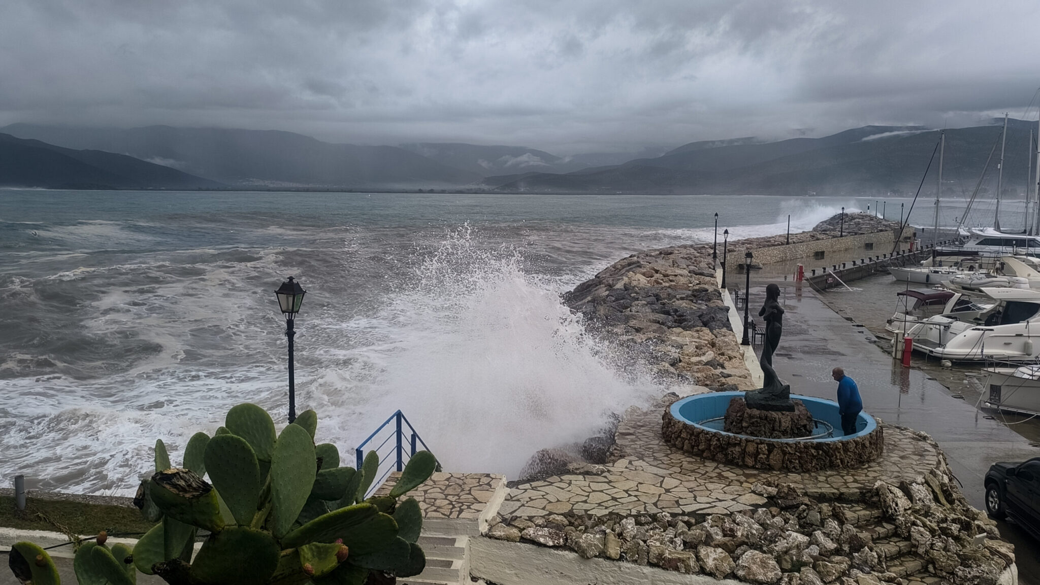 Σοκαριστικό βίντεο: Η στιγμή που τα κύματα χτυπούν και παρασέρνουν τον ...