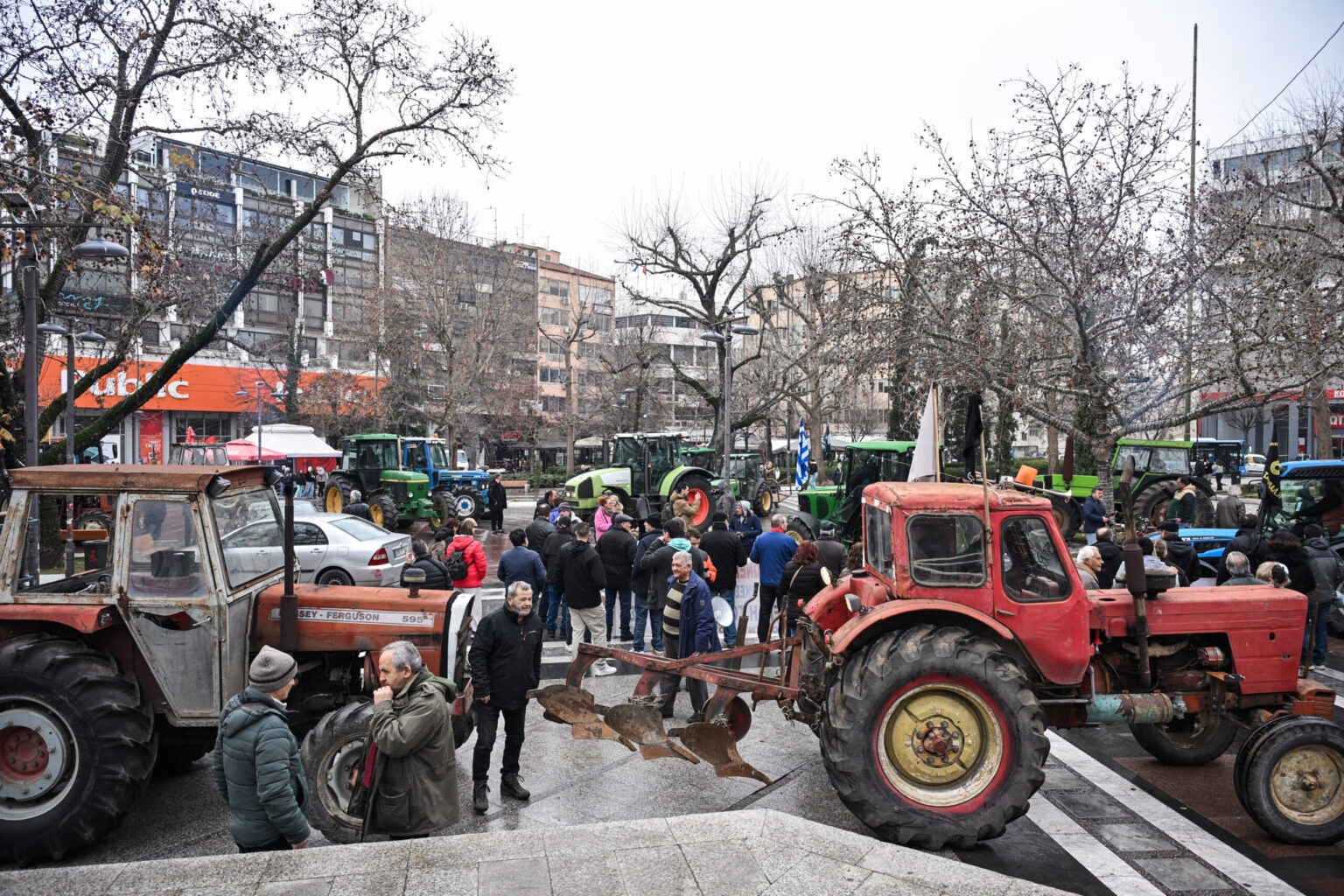 Λάρισα: Αποχώρησαν από το μπλόκο της Νίκαιας οι αγρότες – Κινητοποίηση ...