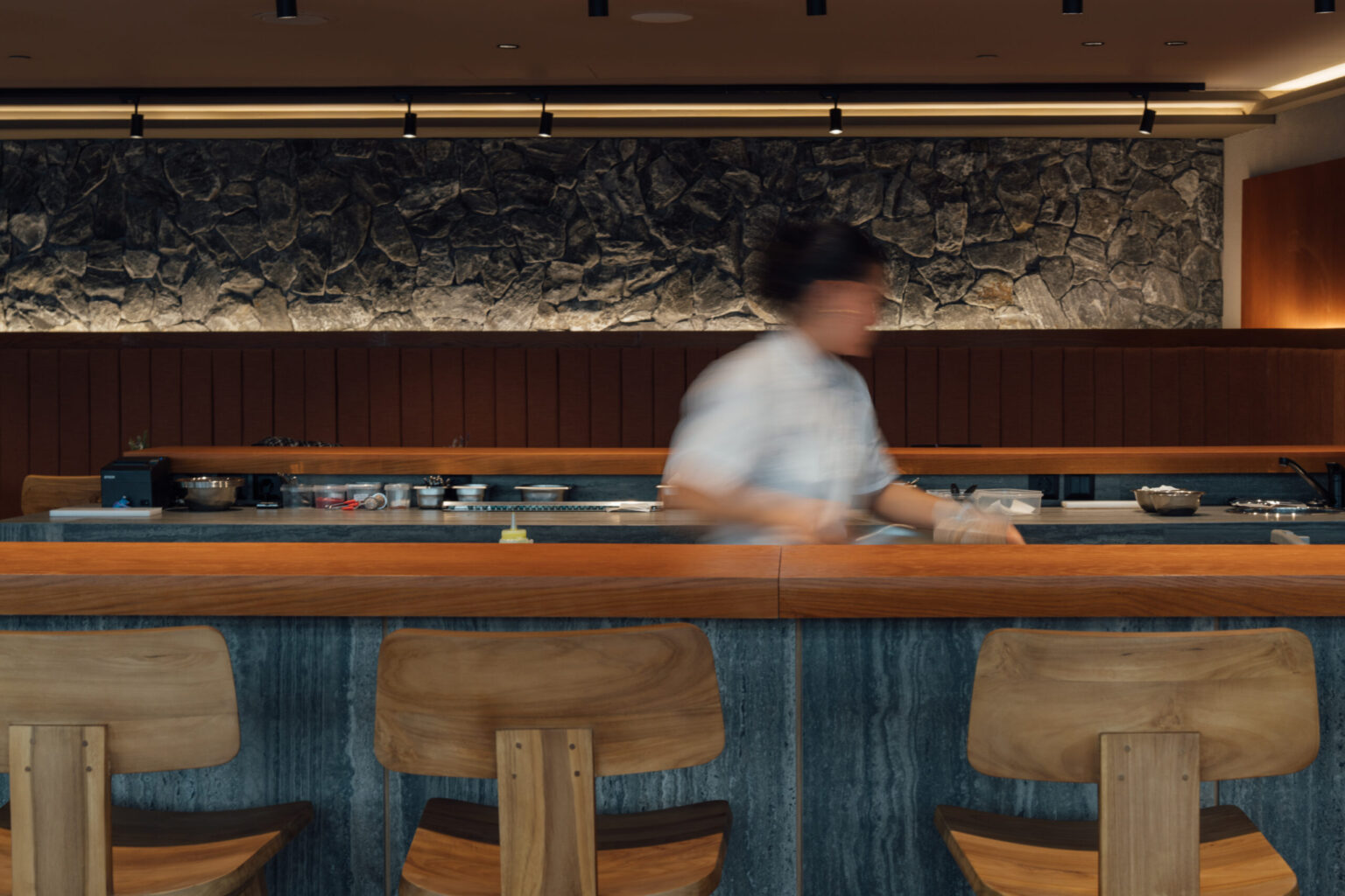 Amphibian - Ένας χώρος ανάμεσα σε κόσμους. Ένα νέο εστιατόριο στη Στέγη