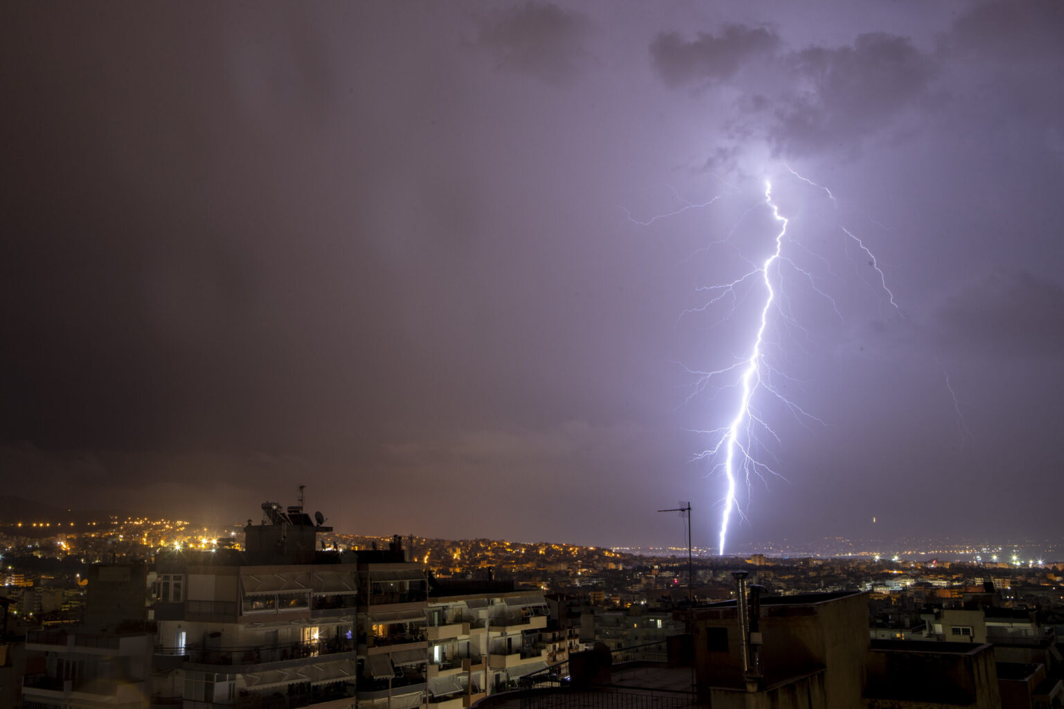 Ερχονται έντονα καιρικά φαινόμενα μέχρι την Πέμπτη - Οι περιοχές σε Red ...