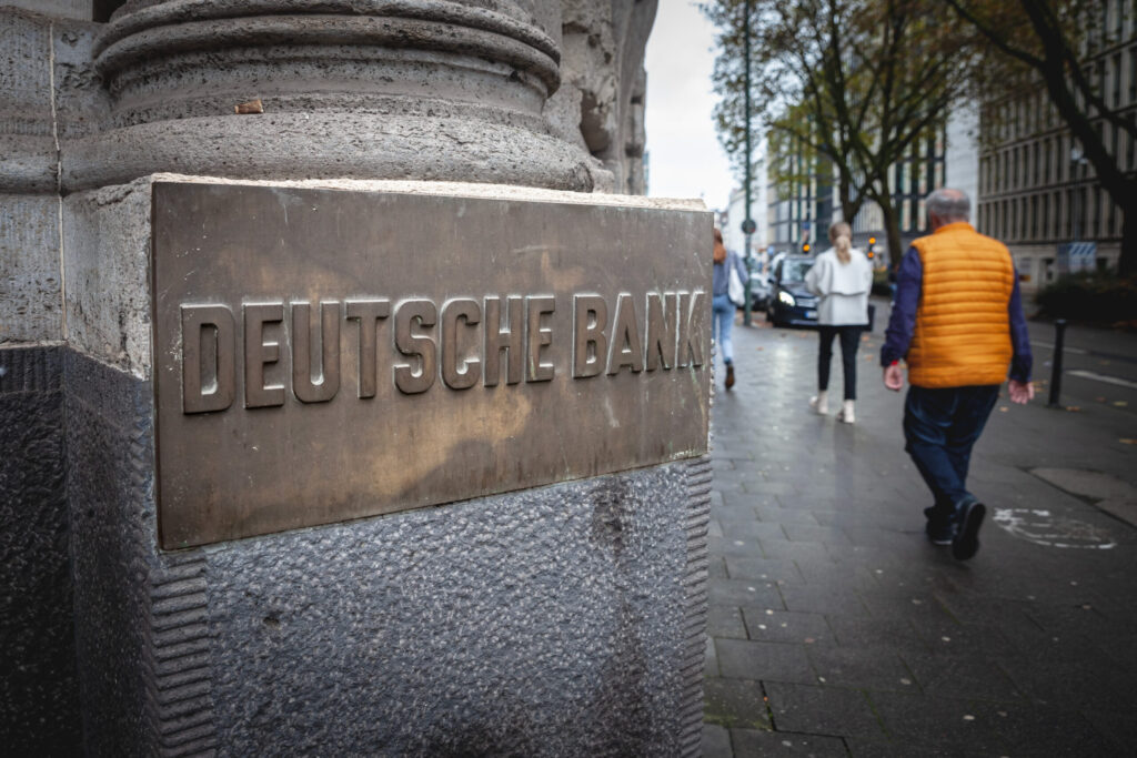 Deutsche Bank: Νέο σκάνδαλο – Συνεργαζόταν με τον Επστάιν ενώ είχε ήδη ...