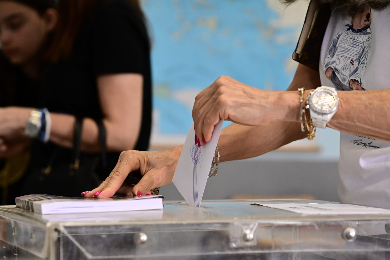 Δημοσκοπική υποχώρηση της ΝΔ στο 21,5% - Σε χαμηλά ποσοστά το ΠΑΣΟΚ ...