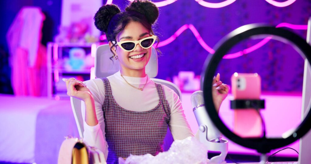 Το post, το like και το… καμπανάκι της εφορίας- Πώς η ΑΑΔΕ “βλέπει” τα ...