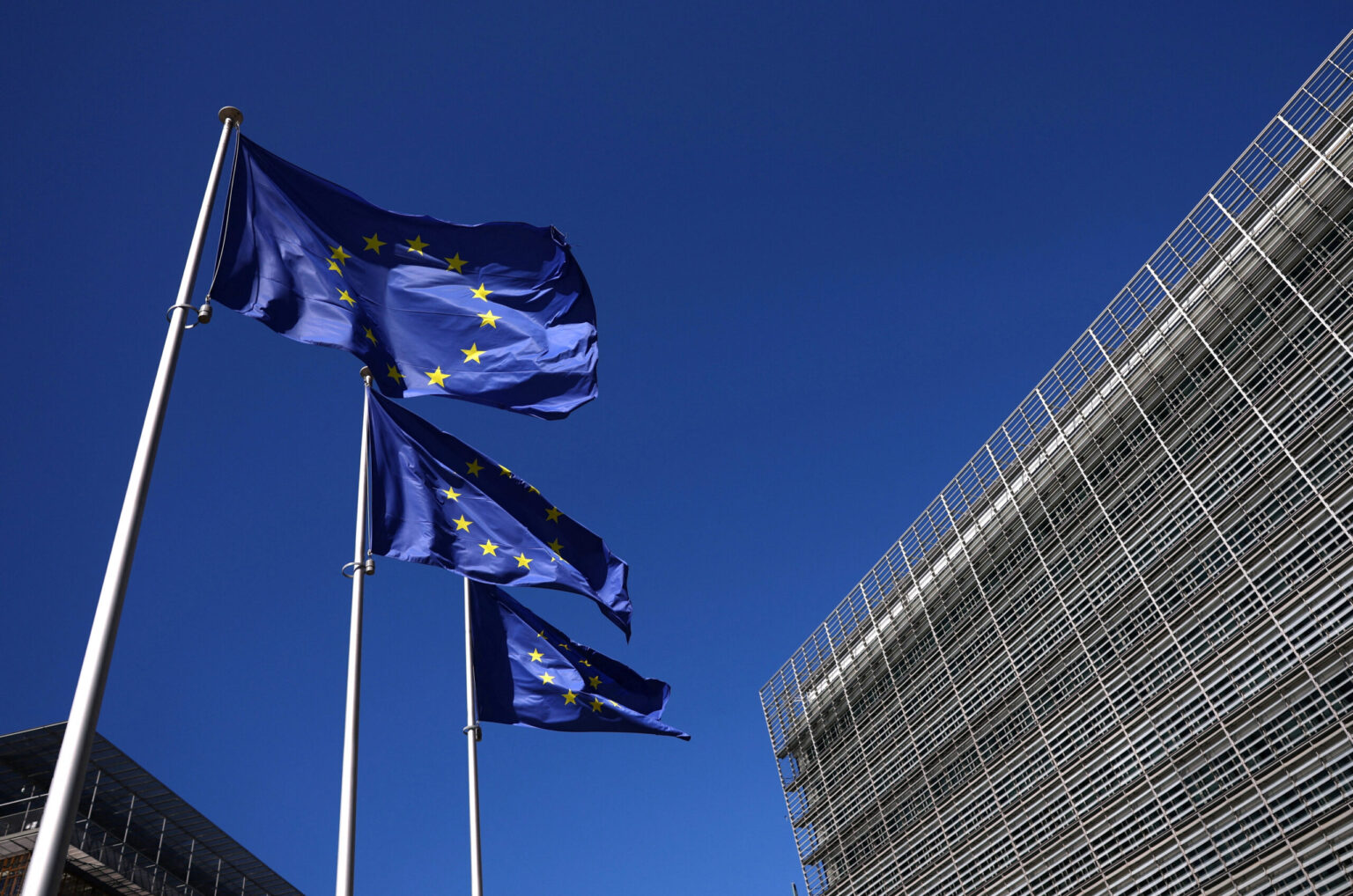 Κομισιόν: Αντιμέτωπη με κυρώσεις η Ελλάδα για ΑΠΕ και νομική βοήθεια ...