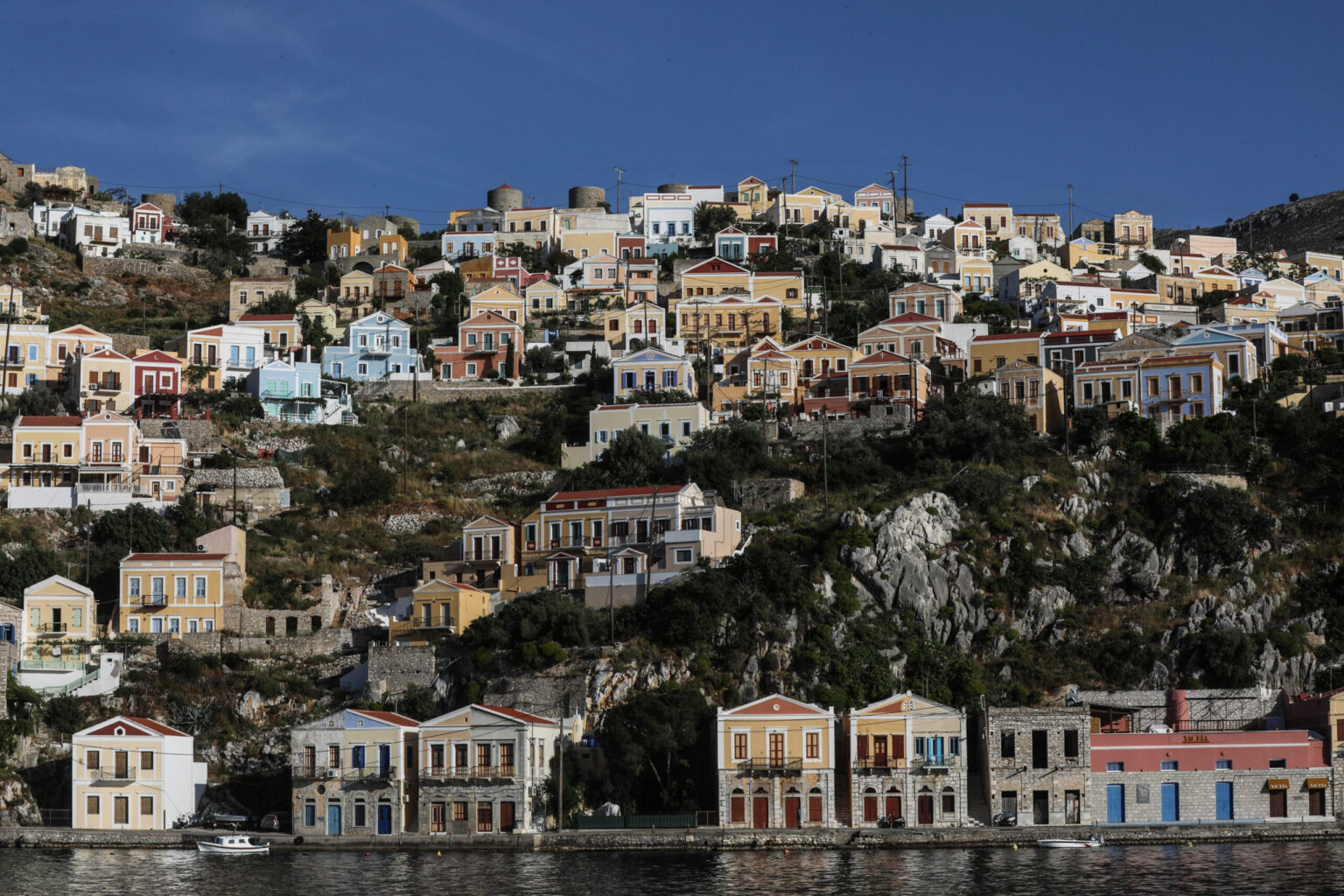 Καταγγελίες για απόπειρα αποπλάνησης ανηλίκων στη Σύμη προκαλούν ...