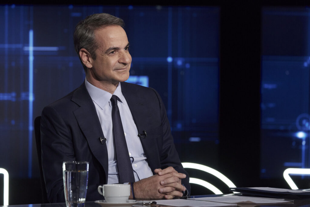 Ο Κυριάκος Μητσοτάκης στον Νίκο Χατζηνικολάου- Δείτε LIVE
